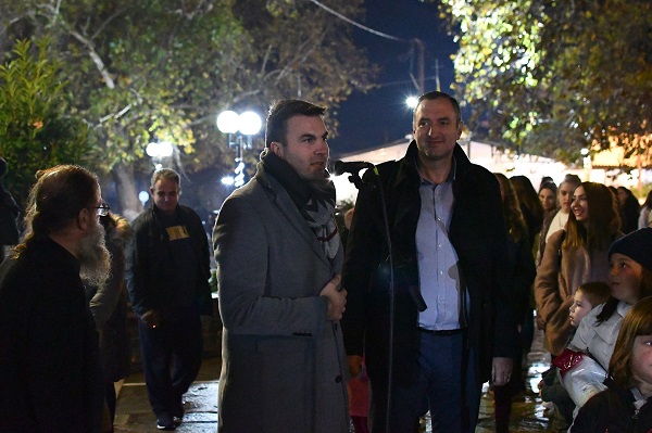 ΓΙΟΡΤΙΝΟ ΚΛΙΜΑ ΣΤΟ ΑΝΑΜΜΑ ΤΟΥ ΔΕΝΔΡΟΥ ΣΤΟ ΑΡΓΥΡΟΠΟΥΛΙ - Paidis.com