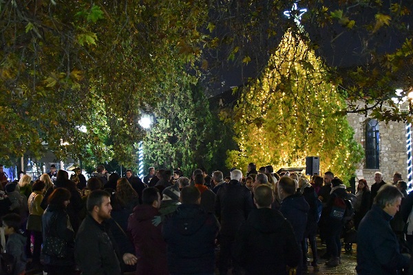 ΓΙΟΡΤΙΝΟ ΚΛΙΜΑ ΣΤΟ ΑΝΑΜΜΑ ΤΟΥ ΔΕΝΔΡΟΥ ΣΤΟ ΑΡΓΥΡΟΠΟΥΛΙ - Paidis.com