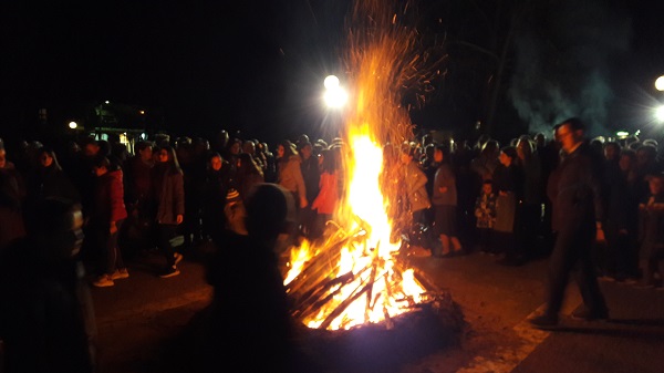 ΔΙΑΣΚΕΔΑΣΑΝ ΓΥΡΩ ΑΠΟ ΤΗ ΦΩΤΙΑ ΣΤΟΝ ΑΜΠΕΛΩΝΑ - Paidis.com