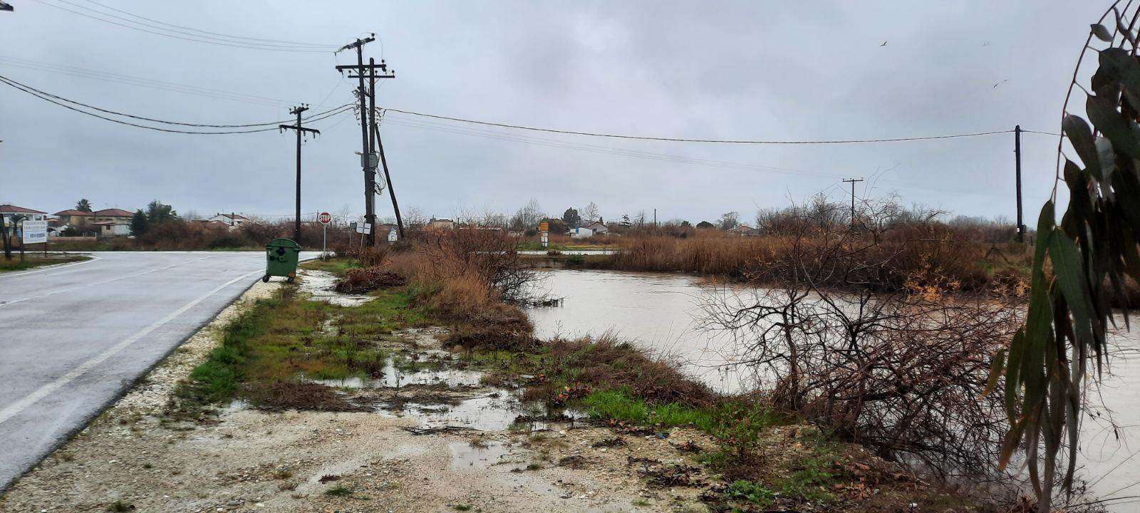 ΕΙΚΟΝΕΣ ΑΠΟ ΤΑ ΠΛΗΜΜΥΡΙΣΜΕΝΑ ΠΑΡΑΛΙΑ ΤΟΥ ΔΗΜΟΥ ΤΕΜΠΩΝ - LarisaNew