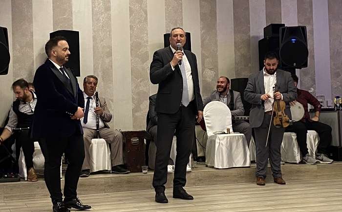 ΣΤΟ ΧΟΡΟ ΤΟΥ ΣΥΛΛΟΓΟΥ ΑΒΔΕΛΛΙΩΤΩΝ Ο ΔΗΜΑΡΧΟΣ ΤΥΡΝΑΒΟΥ - Paidis.com