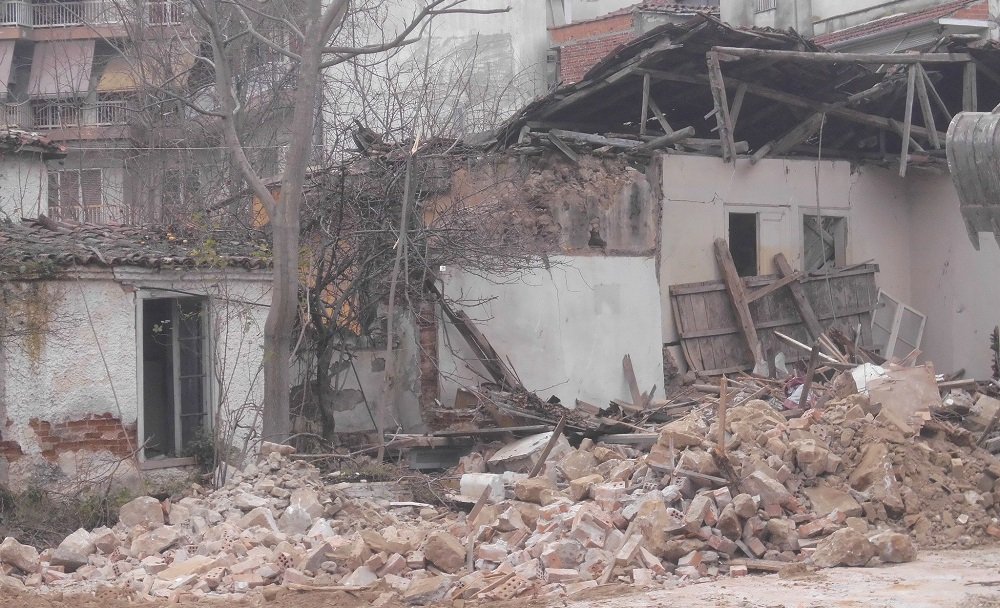 ΓΚΡΕΜΙΣΤΗΚΑΝ ΚΤΙΡΙΑ ΣΤΟ ΚΕΝΤΡΟ ΤΟΥ ΤΥΡΝΑΒΟΥ - LarisaNew