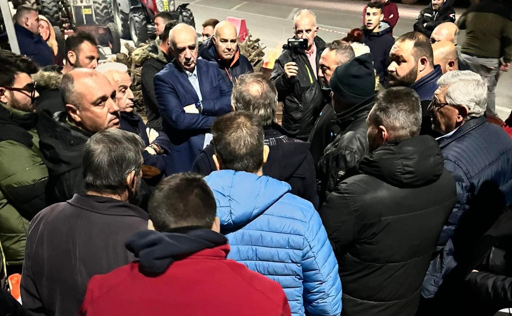 Στο μπλόκο των αγροτών στα Δένδρα ο Βαγγέλης Μεϊμαράκης - larissanet.gr